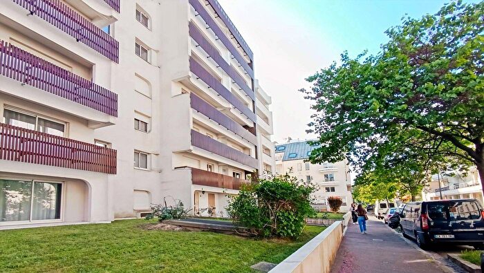 Appartement à louer - Centre Ville, Suresnes - 4 pièces - 3 chambres