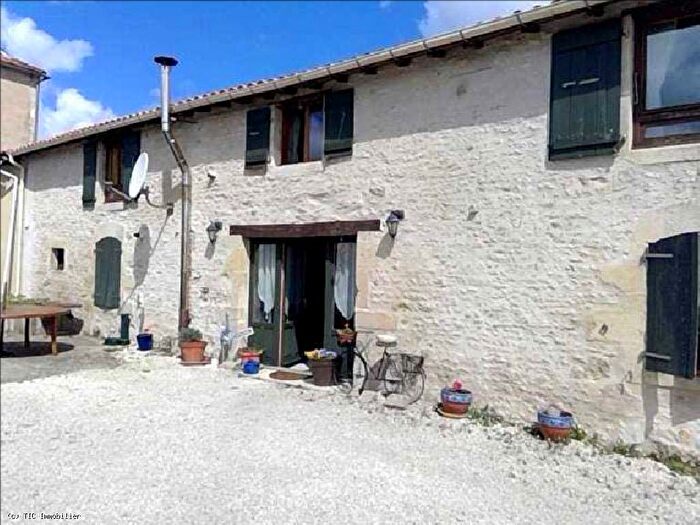 Maison 13 pièces à Cellefrouin, à vendre