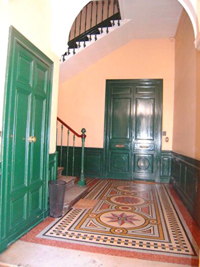 Appartement à louer - Esplanade, Nîmes - 3 pièces - 2 chambres