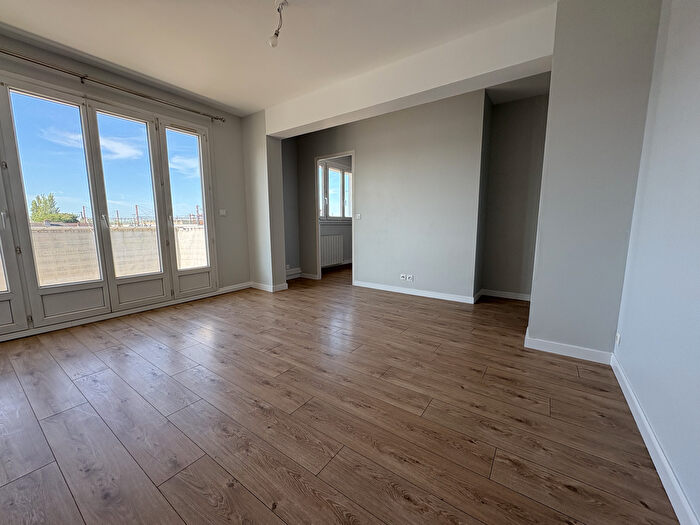 Appartement à louer - Fleury-les-Aubrais, Clos de la Grande Salle, Villevaude, Vallée, Ormes du Mail - 3 pièces - 2 chambres