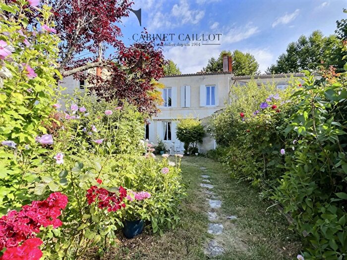 Maison 10 pièces à vendre à Saintes, Centre-ville