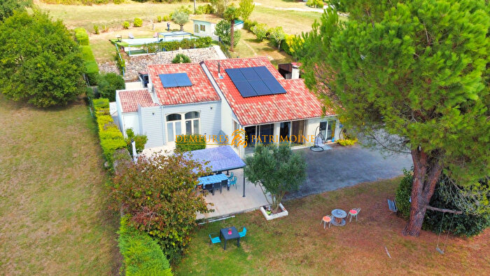 Maison à vendre - Saint-Hilaire-de-Lusignan - 7 pièces - 6 chambres