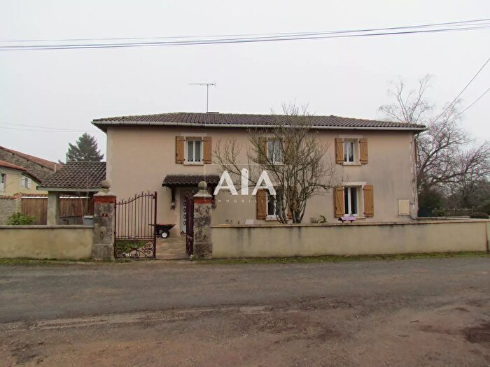 Maison à vendre - Nanteuil-en-Vallée - 7 pièces - 3 chambres