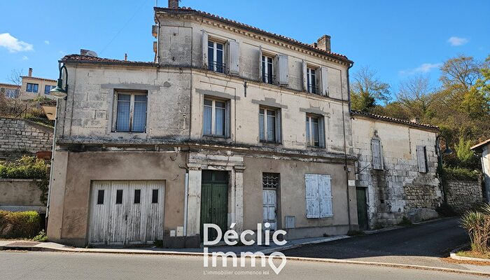 Maison à vendre - V uil-et-Giget, Voeuil-et-Giget - 8 pièces - 5 chambres
