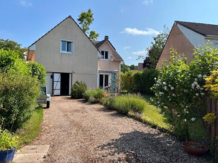 Maison à louer - Angerville-la-Campagne - 5 pièces - 4 chambres