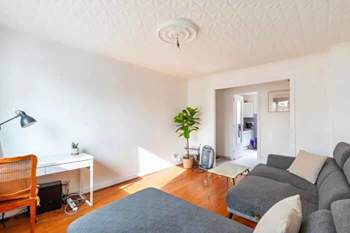 Appartement à vendre - Vénissieux, Centre-ville - 3 pièces - 2 chambres