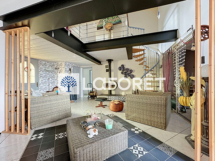 Maison 8 pièces à Saint-Maurice-le-Girard, à vendre