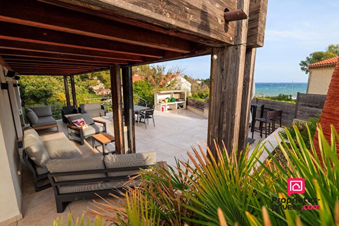 Maison à vendre - Roquebrune-sur-Argens, Les Terrasses - 9 pièces - 5 chambres