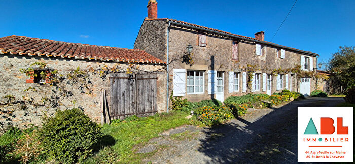 Maison à vendre - Saint-Hilaire-de-Loulay - 6 pièces - 4 chambres