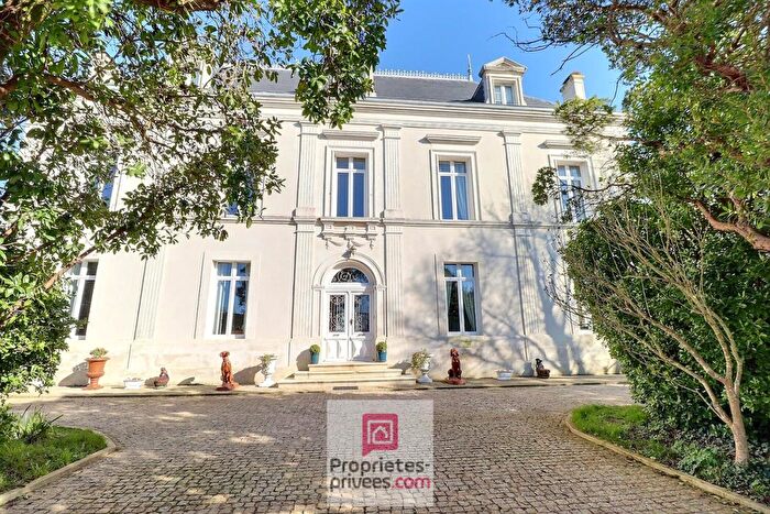 Maison 13 pièces à Villeneuve-la-Comtesse, à vendre