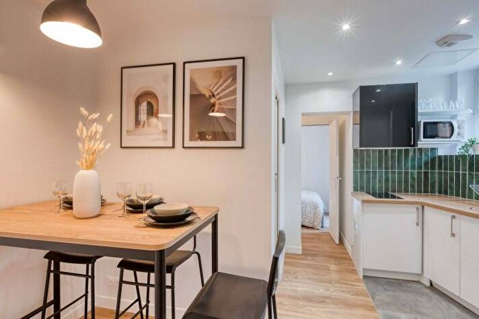 Appartement 4 pièces à louer à La Fourche-Guy Môquet, Paris ème arrondissement