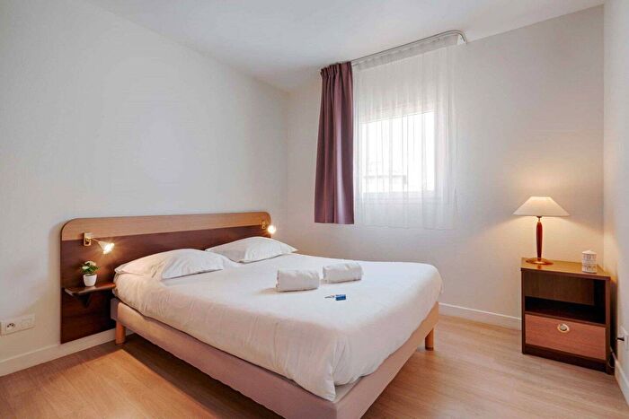 Appartement à louer - Du Guesclin, Béziers - 3 pièces - 1 chambre