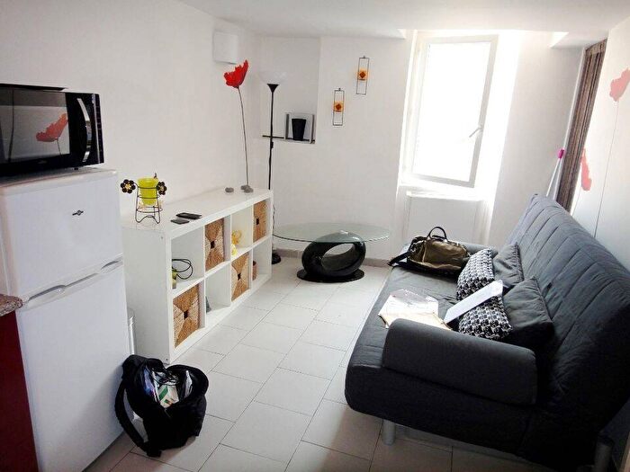 Saint-Mitre-les-Remparts - Appartement 1 pièce à louer