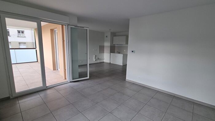 Appartement à louer - Fontaine, Centre-ville, Mairie - 4 pièces - 3 chambres