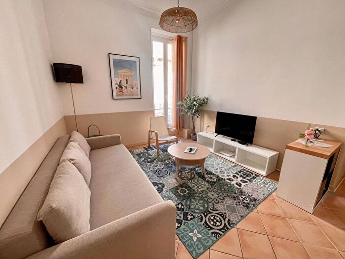 Appartement à louer - Esplanade, Nîmes - 4 pièces - 3 chambres