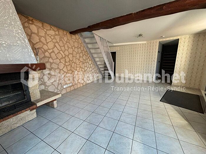 Maison 4 pièces à Villemontais, à louer