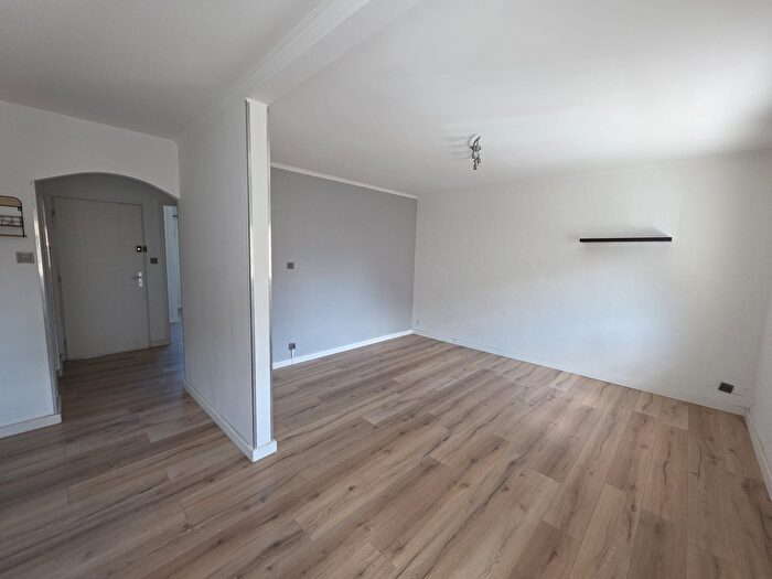 Appartement à louer - Le Teil - 4 pièces - 3 chambres