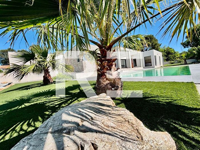 Maison à vendre - Nîmes, Route dAvignon - 8 pièces - 5 chambres