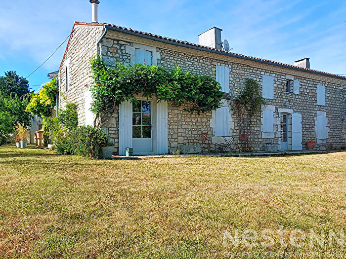 Saint-Romain-de-Benet : Maison 9 pièces à vendre