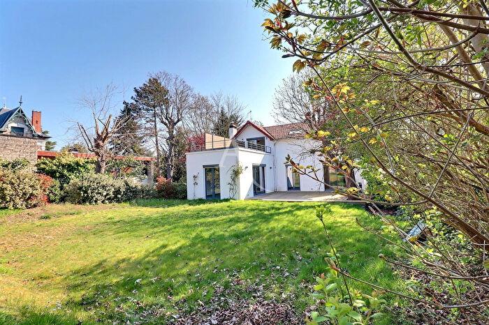 Maison 7 pièces à Le Mesnil-le-Roi, à vendre