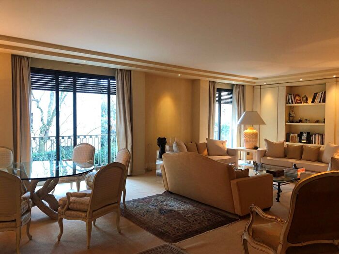 Porte Dauphine, Paris 16ème arrondissement : Appartement 4 pièces à louer