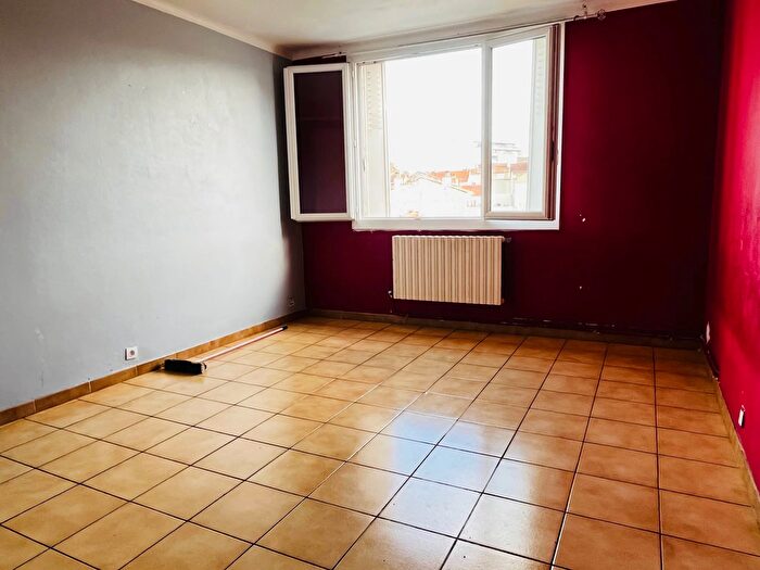 Appartement à vendre - Marseille e , Bon Secours - 3 pièces - 2 chambres