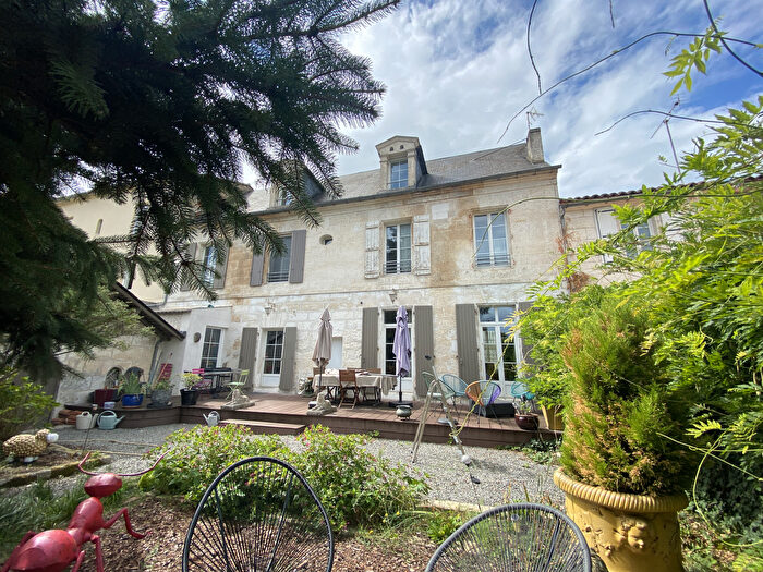 Maison à vendre - Gond-Pontouvre - 8 pièces - 5 chambres