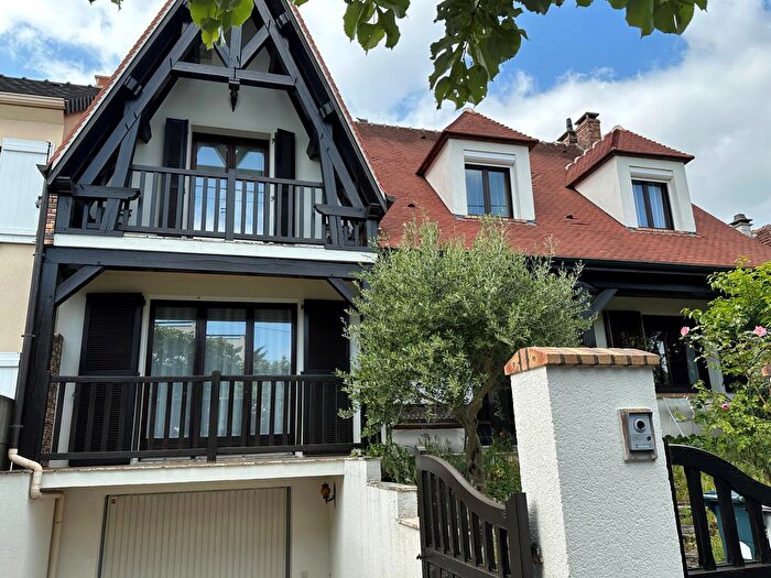 Maison à vendre - Champs-sur-Marne, Bords de Marne - 6 pièces - 4 chambres