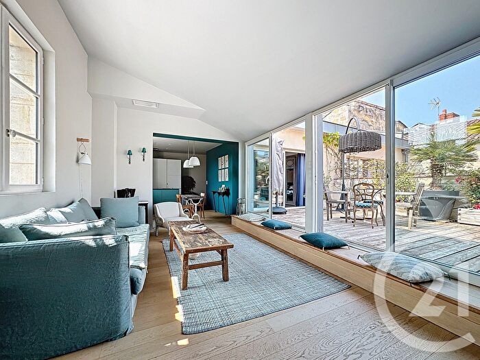 Appartement à louer - Bordeaux, Saint-Pierre - 3 pièces - 2 chambres