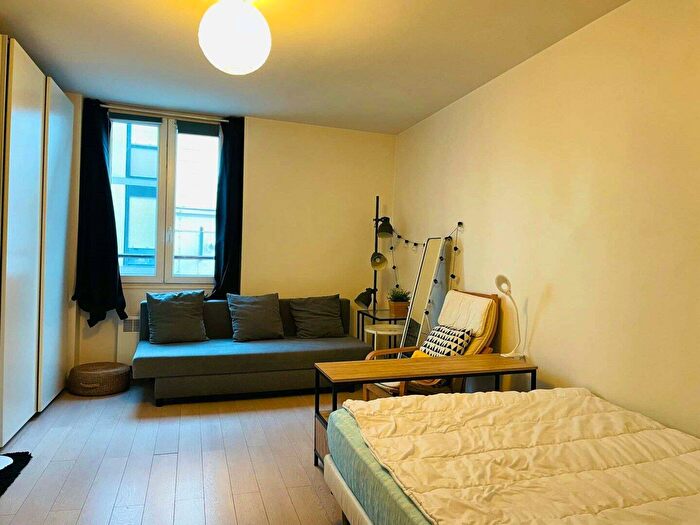 Faubourg du Temple-Hôpital Saint Louis, Paris 10ème arrondissement : Appartement 1 pièce à louer