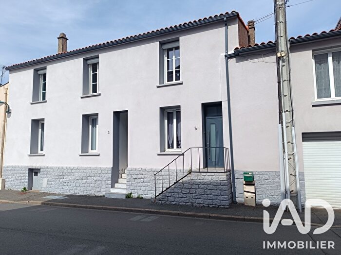 La Châtaigneraie : Maison 9 pièces à vendre