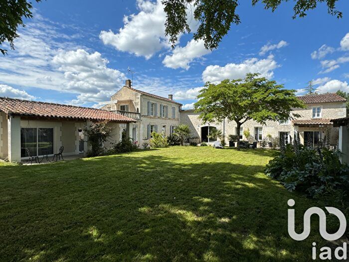 Maison à vendre - Bourg-Charente - 13 pièces - 4 chambres