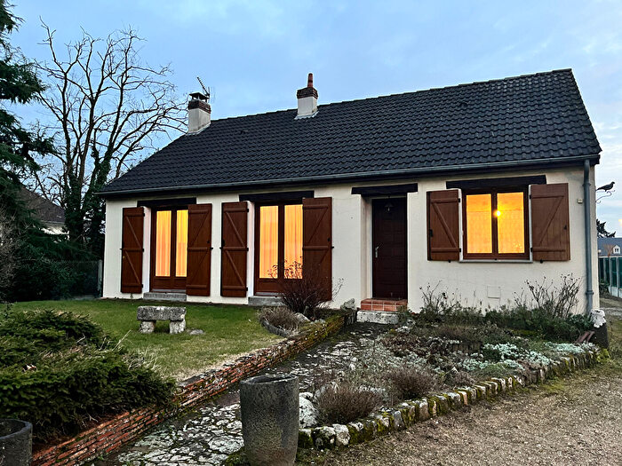 Maison à vendre - Saint-Denis-de-lHôtel - 4 pièces - 3 chambres