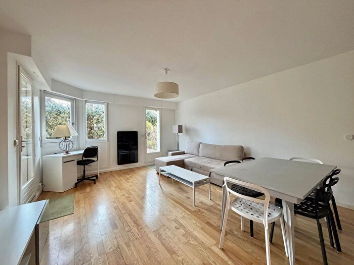 Appartement à louer - Res de la Poste-Res du Bois, Verrières-le-Buisson - 2 pièces - 1 chambre