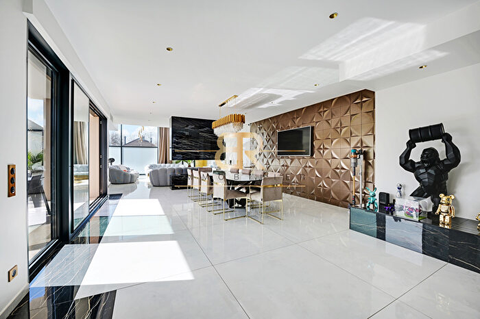 Maison à vendre - Chennevières-sur-Marne, Marne, Coteau Sud - 8 pièces - 5 chambres