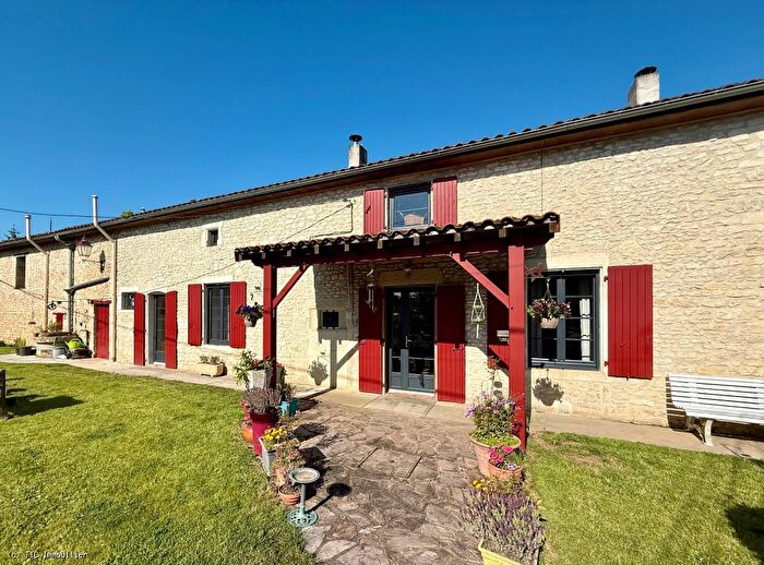 Maison à vendre - Ruffec - 7 pièces - 4 chambres