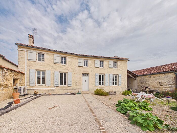 Beauvais-sur-Matha : Maison 5 pièces à vendre