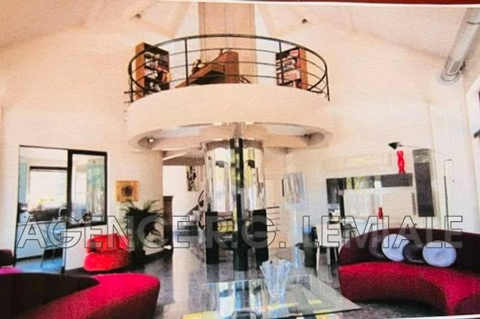 Maison 9 pièces à louer à Maisons-Laffitte, Est