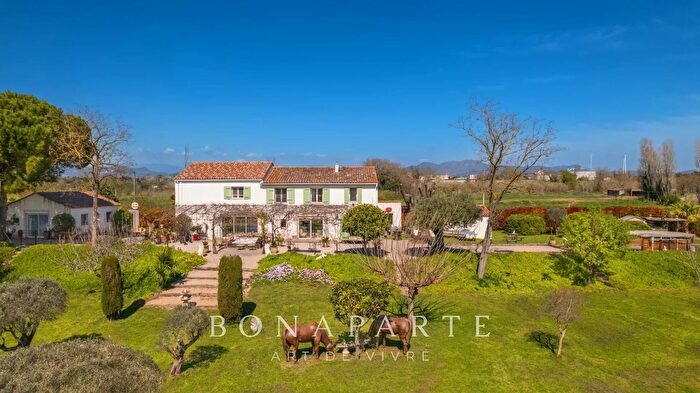 Maison à vendre - Fréjus, Saint-Aygulf - 9 pièces - 6 chambres