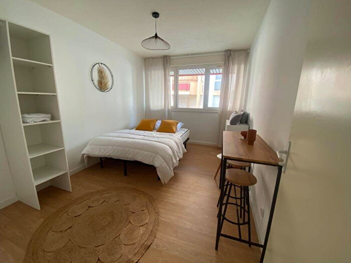 Appartement à louer - Tonkin-Pesque-Saint Julien, Lons - 1 pièce