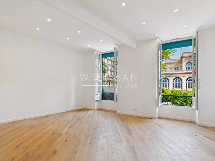Menton, Hôtel de Ville, Vieille Ville, Musée, Madone, Carnolès : Appartement 4 pièces à vendre