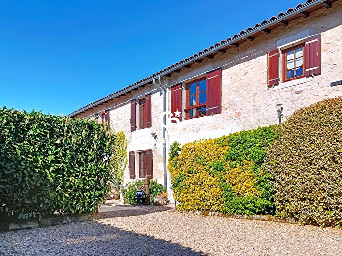 Bussac-sur-Charente : Maison 6 pièces à vendre