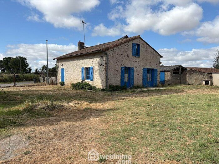 Maison à vendre - La Puye - 8 pièces - 6 chambres