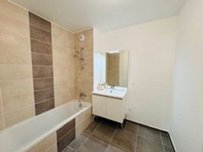 Centre Ville Est, Thonon-les-Bains : Appartement 3 pièces à louer