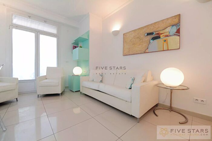 Appartement 2 pièces à Nice, Carré d'or, à louer