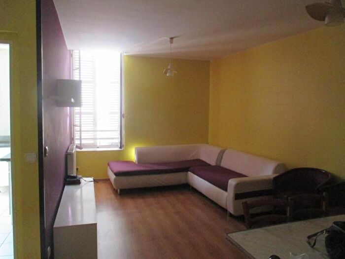 Appartement à louer - Givors, Centre-ville - 4 pièces - 3 chambres