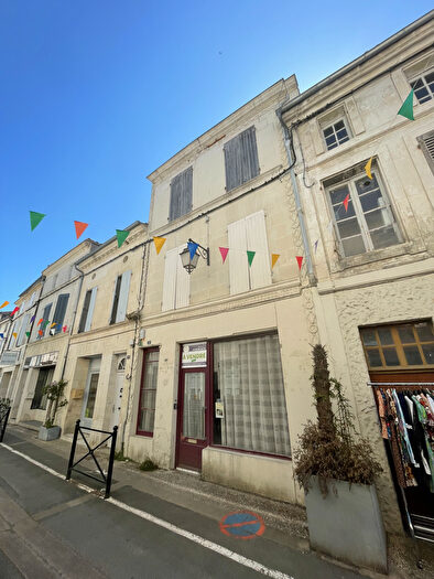 Saint-Savinien : Maison 7 pièces à vendre