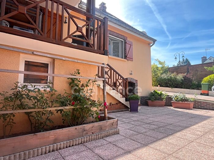 Villeneuve-les-Genêts : Maison 6 pièces à vendre