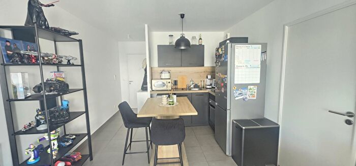 Décines-Charpieu, Centre-ville : Appartement 2 pièces à vendre