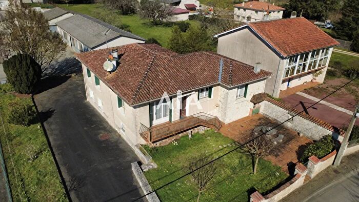 Maison à vendre - Mansle - 9 pièces - 3 chambres